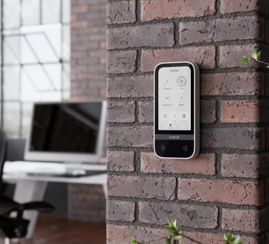 KeyPad TouchScreen — Wireless keyboard with a screen