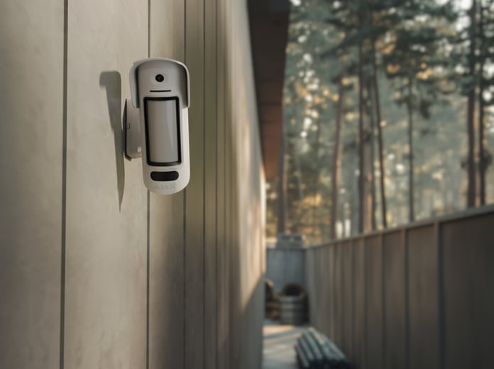 Wireless outdoor curtain motion detector with photo verification